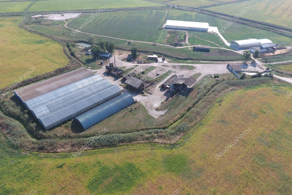 Hangar de chapas de metal galvanizado para el almacenamiento de ...