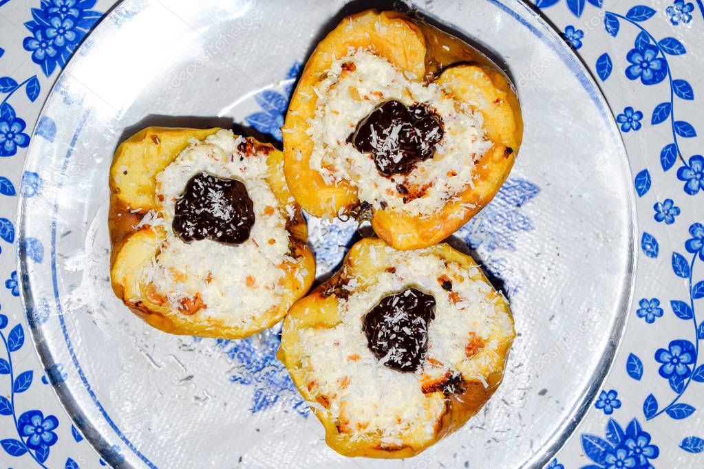 Manzanas horneadas con requesón y decoradas con chispas de chocolate y ...
