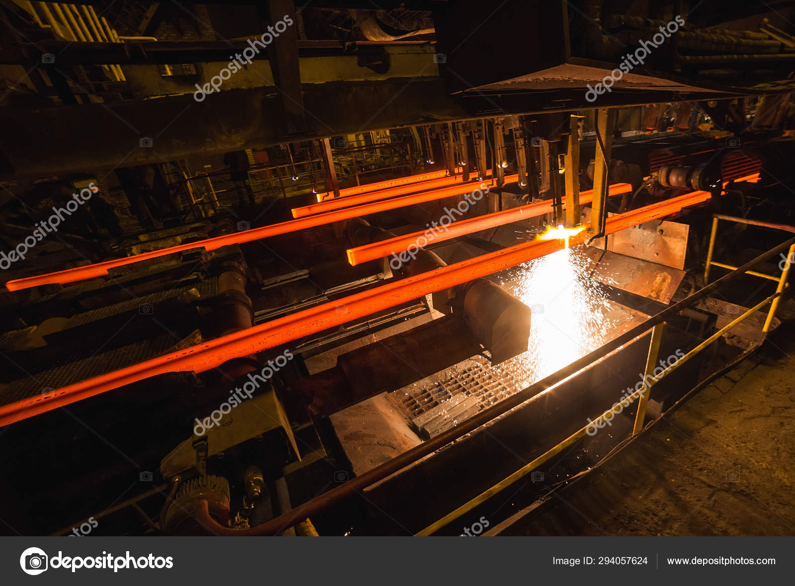 O Steel Billets no Torch Cutting. Hot billet florescer fundição ...