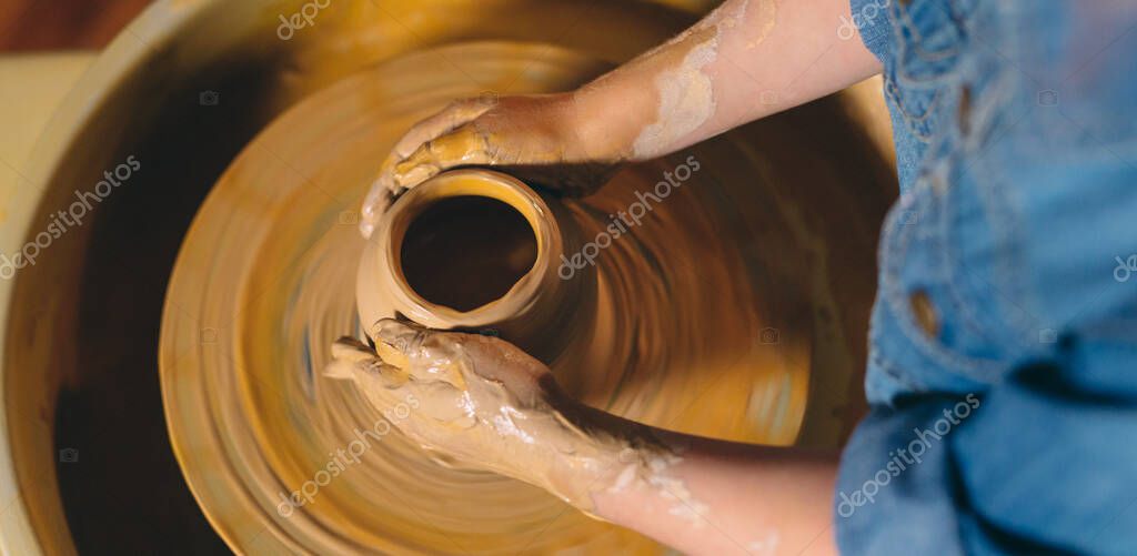 Taller de cerámica. Una niña hace un jarrón de barro. Modelado de ...
