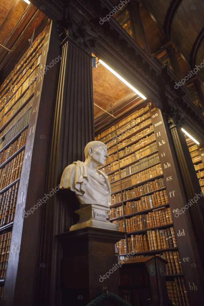 El interior de la habitación larga de la antigua biblioteca en el ...