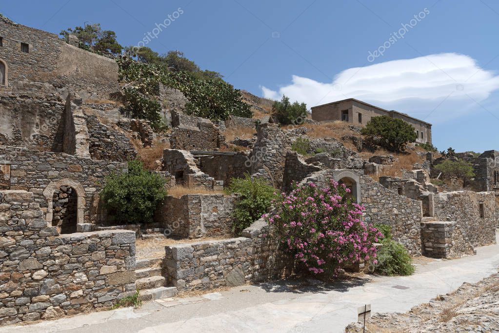 Isla Spinalonga, Creta, Grecia. Junio 2019. Edificios abandonados de la ...