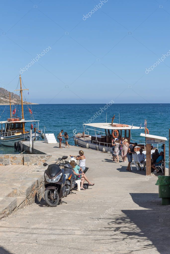 Plaka, Creta, Grecia. Octubre 2019. Los pasajeros esperan para abordar ...