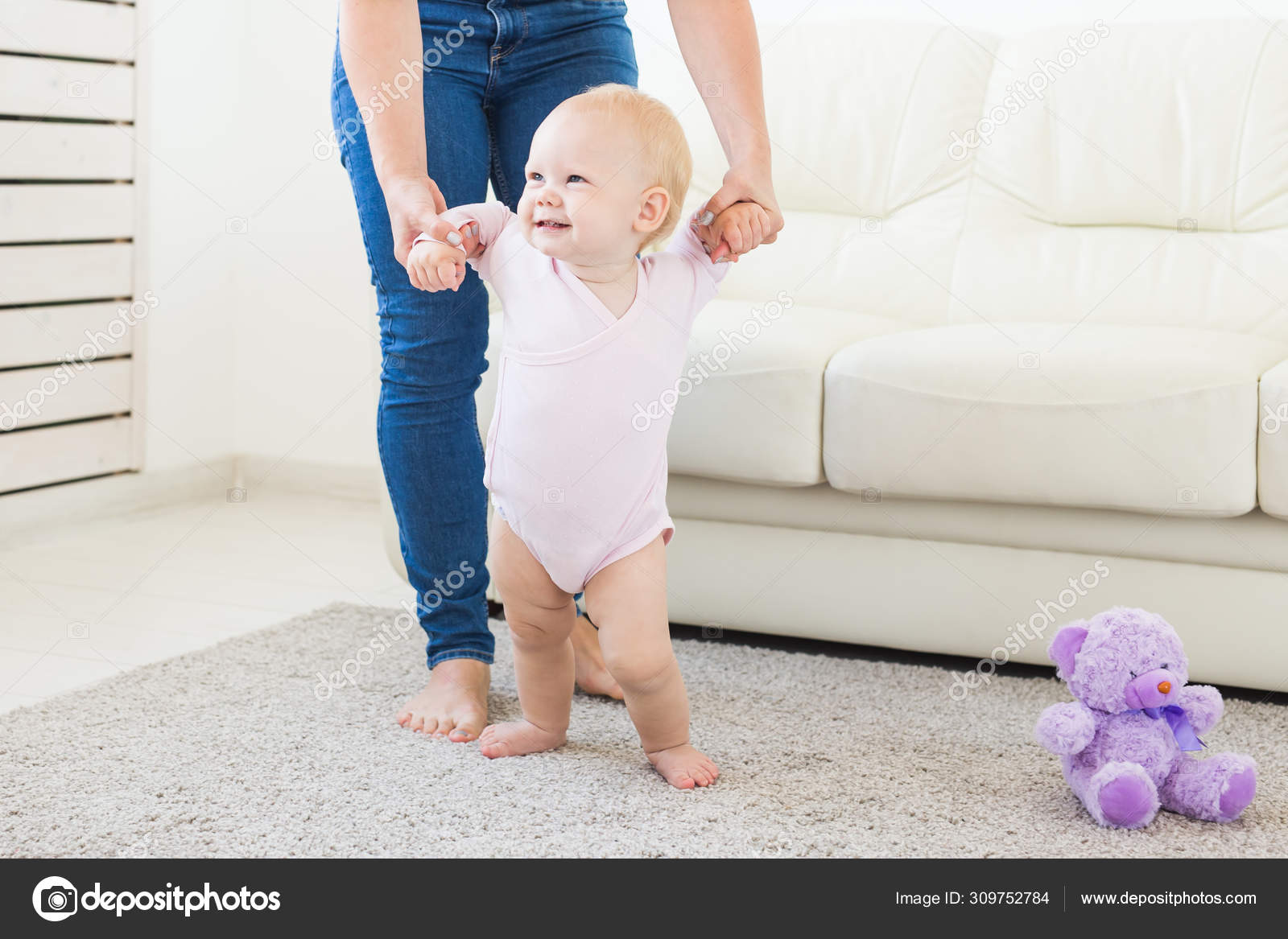First steps. Little baby girl learning to walk. — Stock Photo © Satura ...