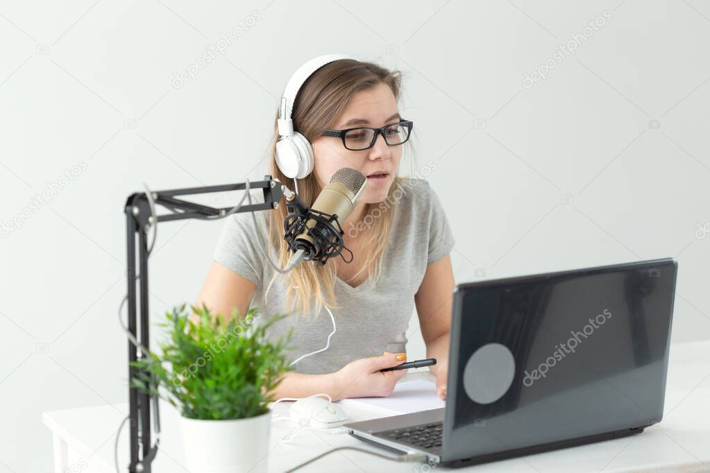 Anfitrión de radio, streamer y concepto blogger - Mujer trabajando como ...