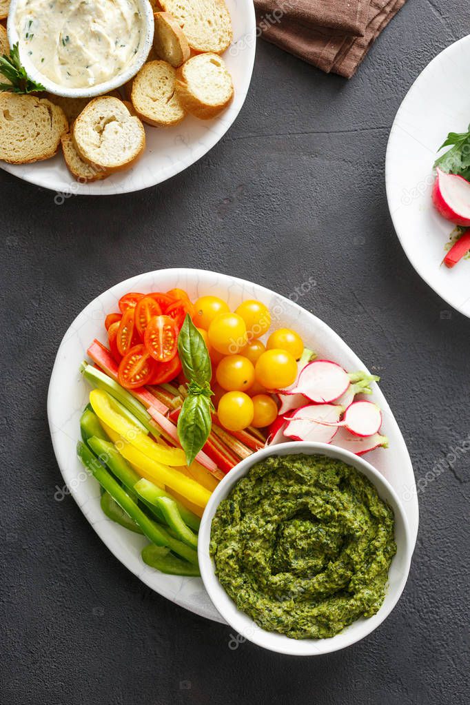 Snacks saludables. Verduras crudas, crutones de pan con salsa de pesto ...