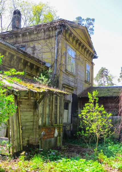 Elderly walker house Stock Photos, Royalty Free Elderly walker house ...