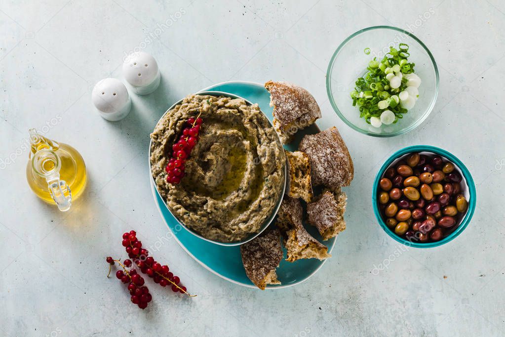 Aperitivo con baba ganush de berenjena, aceitunas de kalamata, cebolla ...