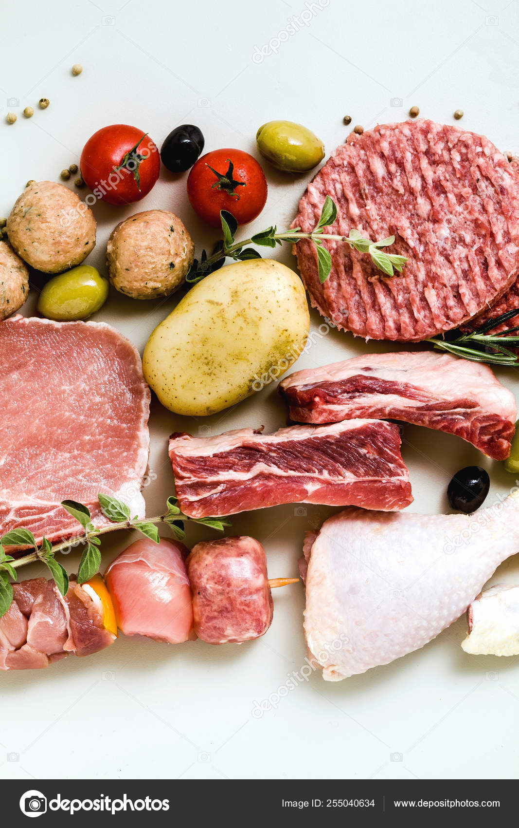 Different types of raw meat: chicken thighs, pork and beef burge Stock ...