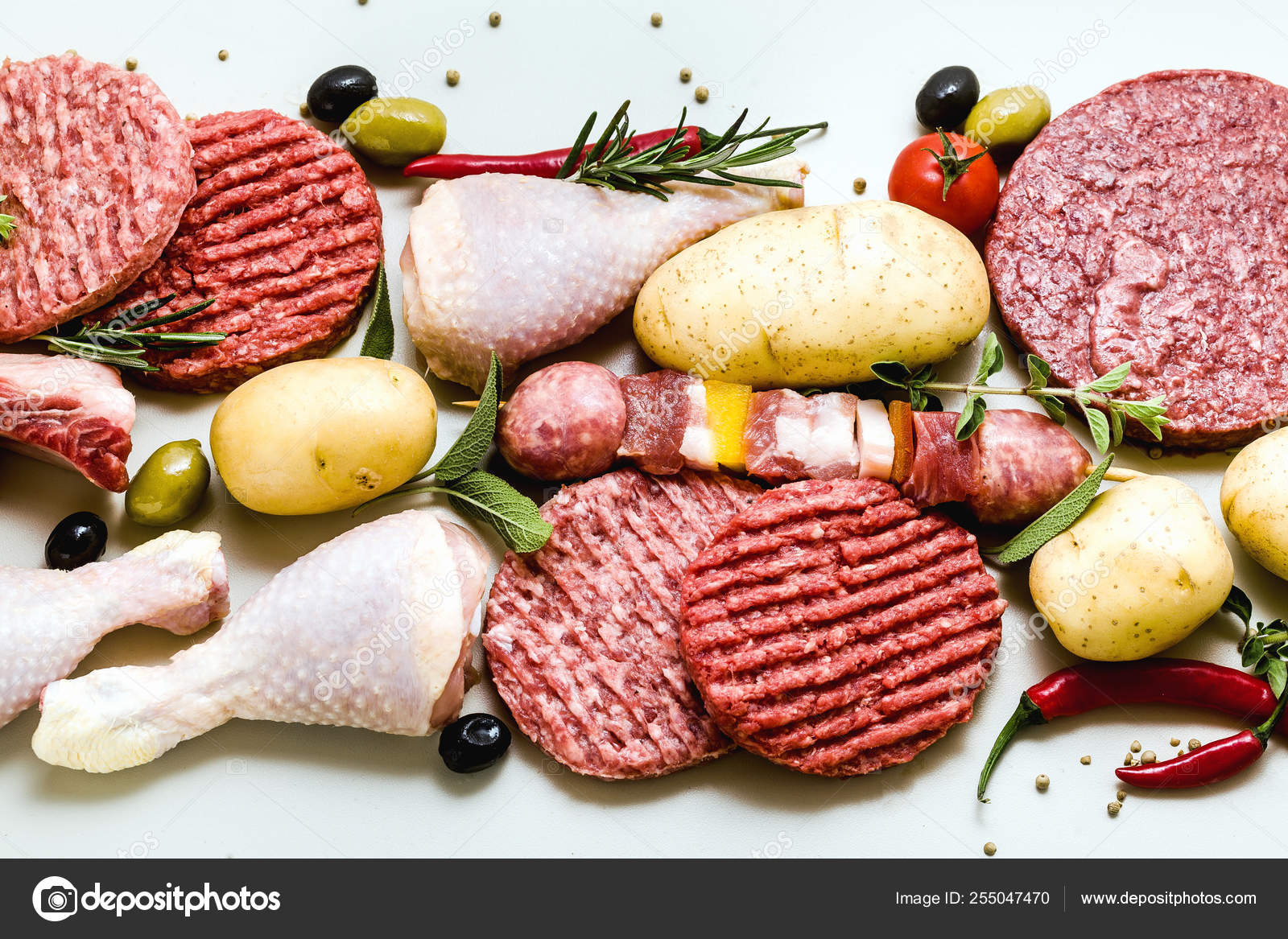 Different types of raw meat: chicken thighs, pork and beef burge Stock ...