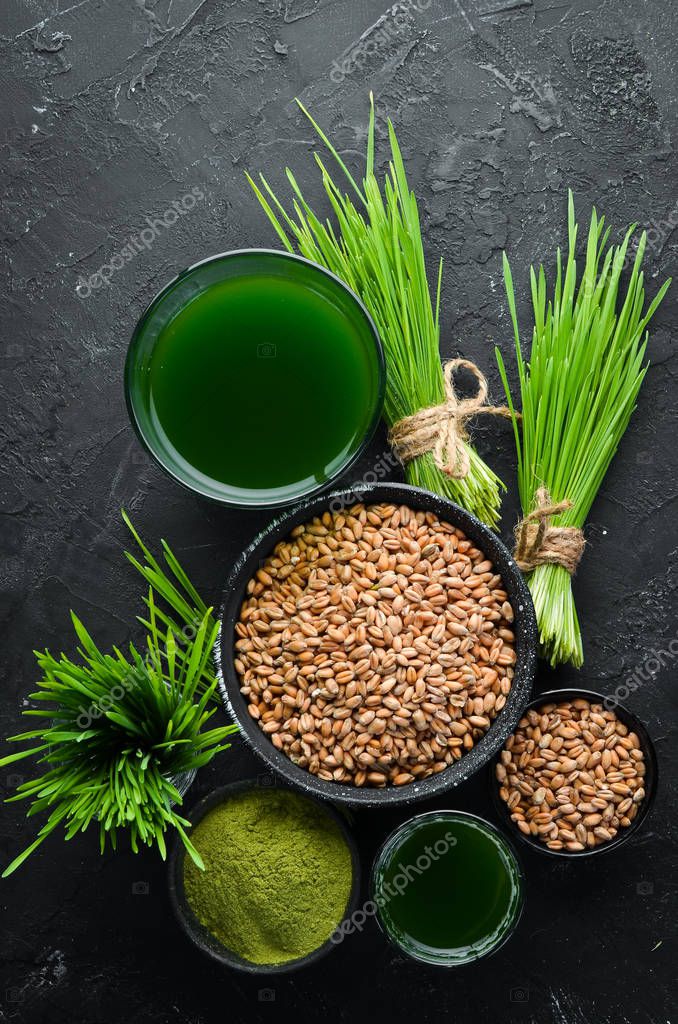 El jugo del trigo verde brotado, y los granos de trigo. Sobre un fondo ...