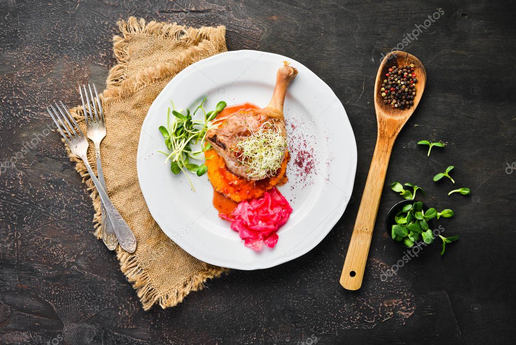 Muslo de pollo al horno con puré de calabaza. En el plato. Vista ...