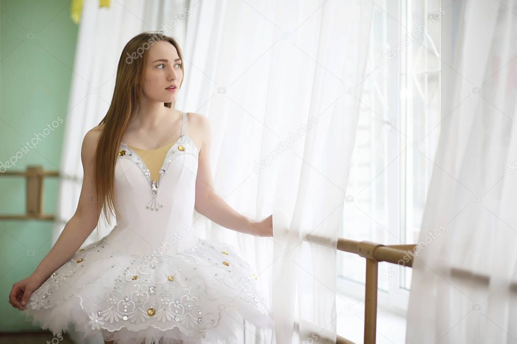 Guapa bailarina de ballet practicando 2023