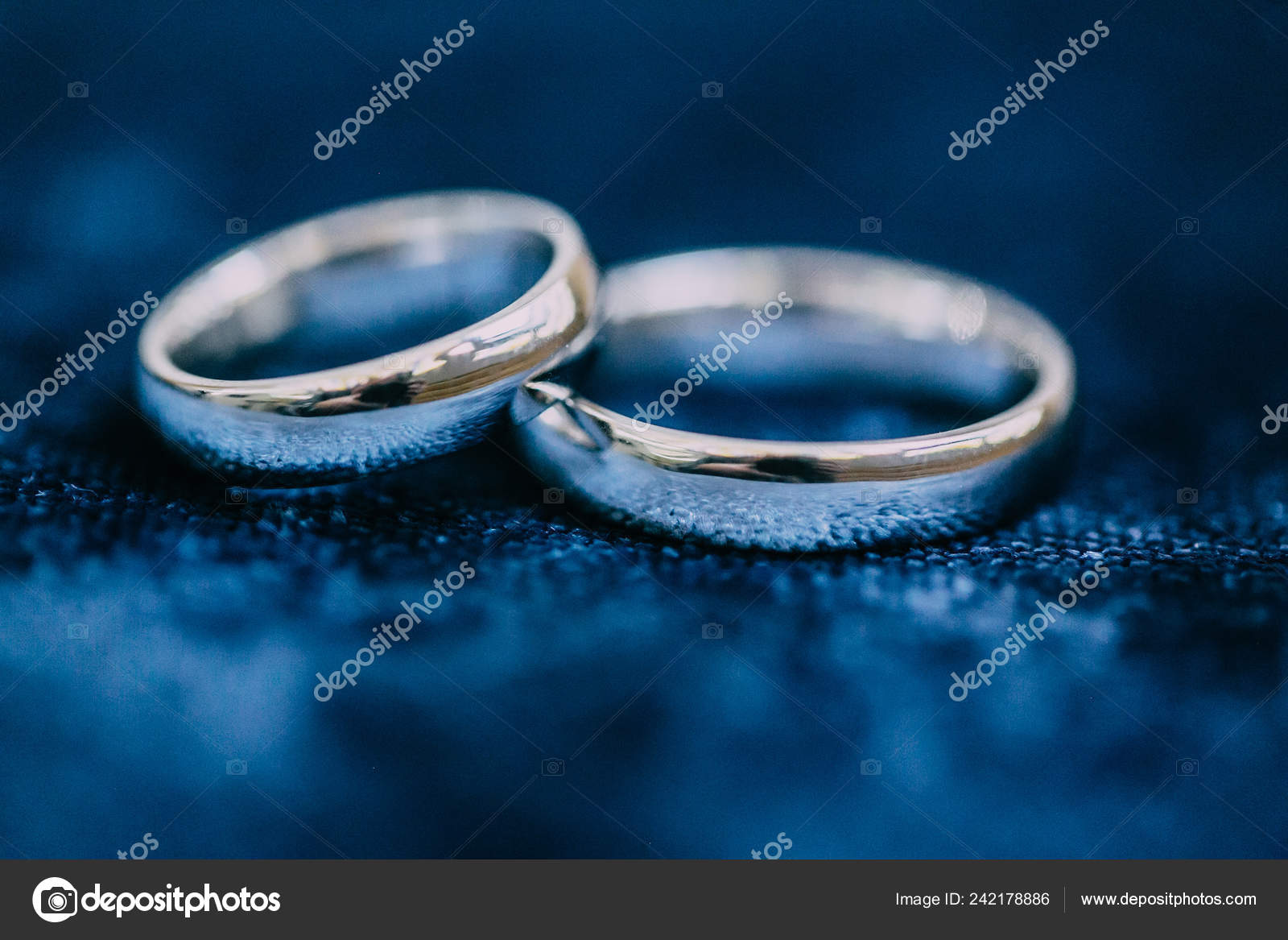 Anillos Boda Foco Aislado Sobre Fondo Azul Concepto Boda Anillos — Foto ...
