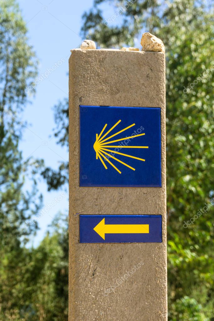 Signo de concha y flecha de antiguas rutas de peregrinos El Camino de ...