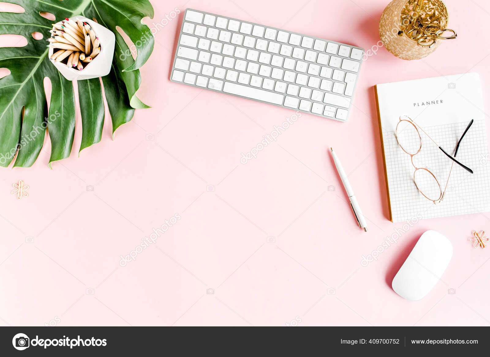 Flat lay home office desk. Female workspace with computer, tropical ...