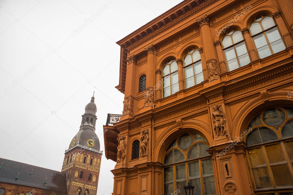 Catedral de Riga en la Plaza de la Cúpula en el centro histórico del ...