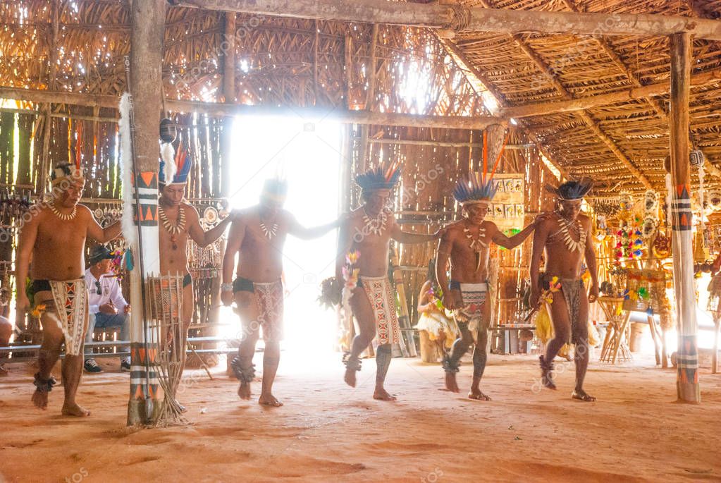 Tribus en el río Amazonas en Brasil bailando para turistas. Río ...