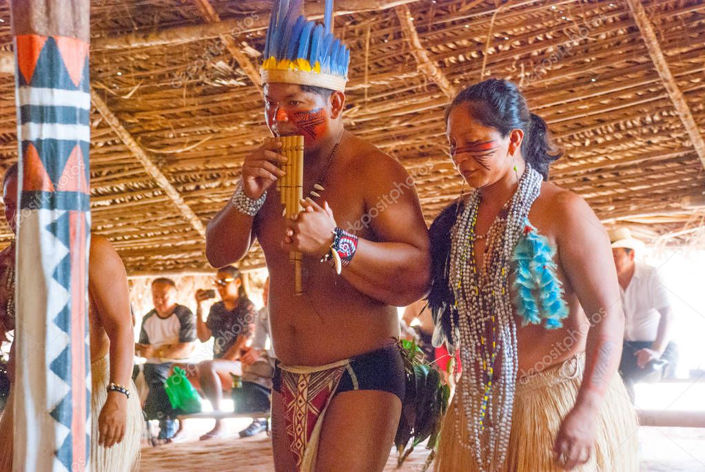 Tribus en el r o Amazonas en Brasil bailando para turistas. R o Amazonas, Amazonas, Brasil 2024