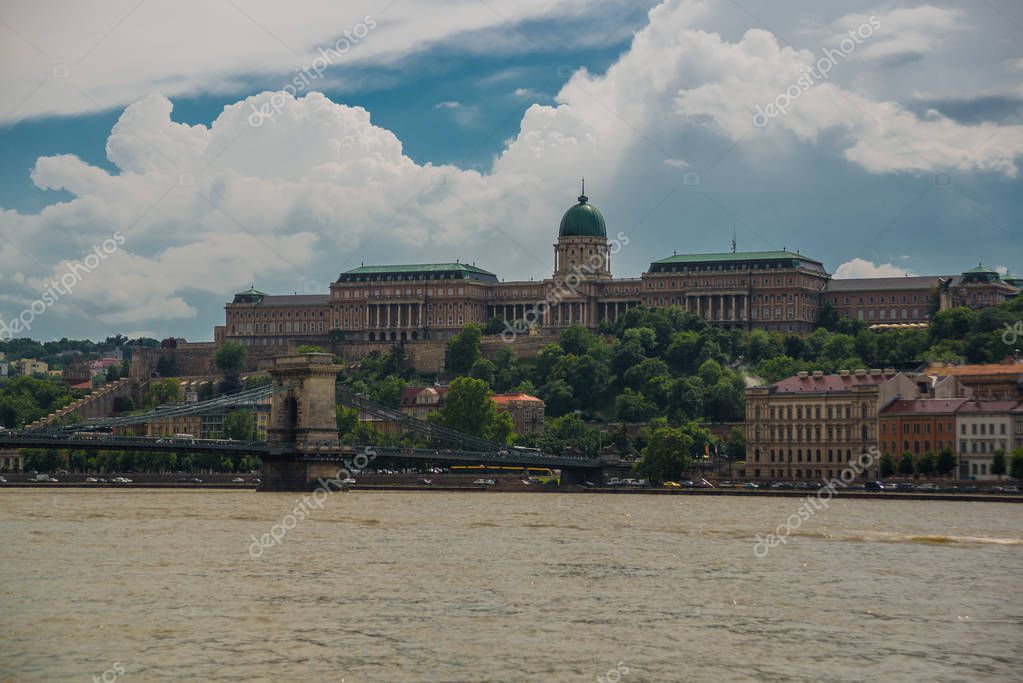 Budapest, Hungría: Vista del Castillo de Buda, el histórico Palacio ...