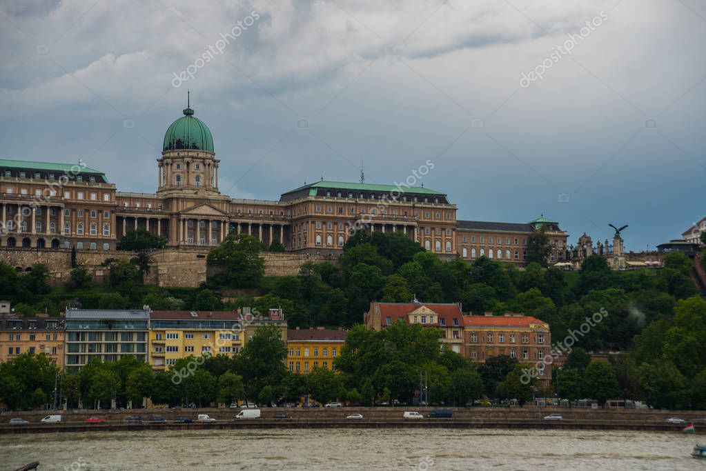 Budapest, Hungría: Vista del Castillo de Buda, el histórico Palacio ...