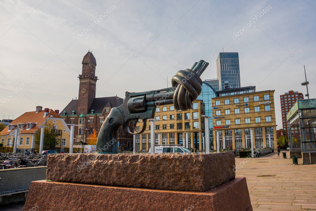 Malmo, Suecia: Estatua de un arma con un nudo como símbolo de no ...