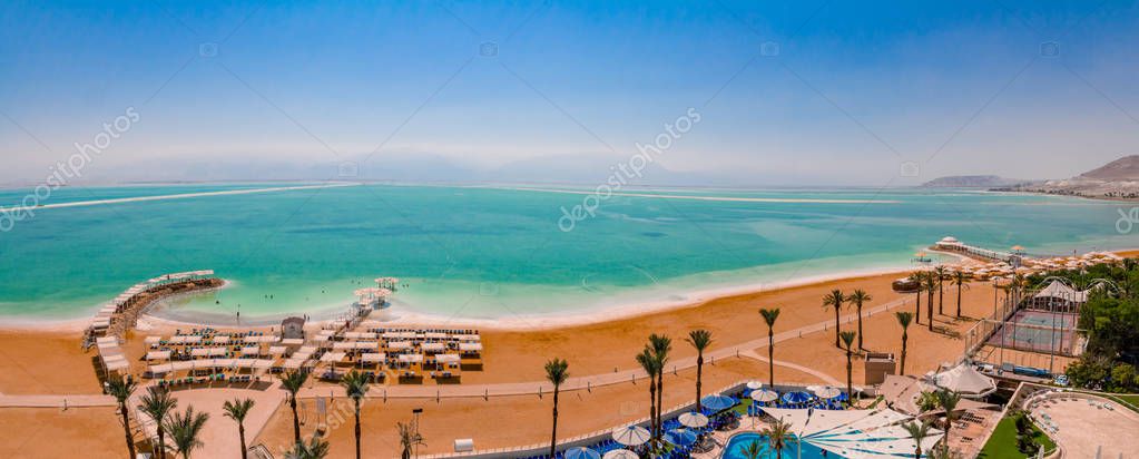 Vista panorámica aérea de la zona de playa del Mar Muerto de Ein Bokek resort en Israel. 2025