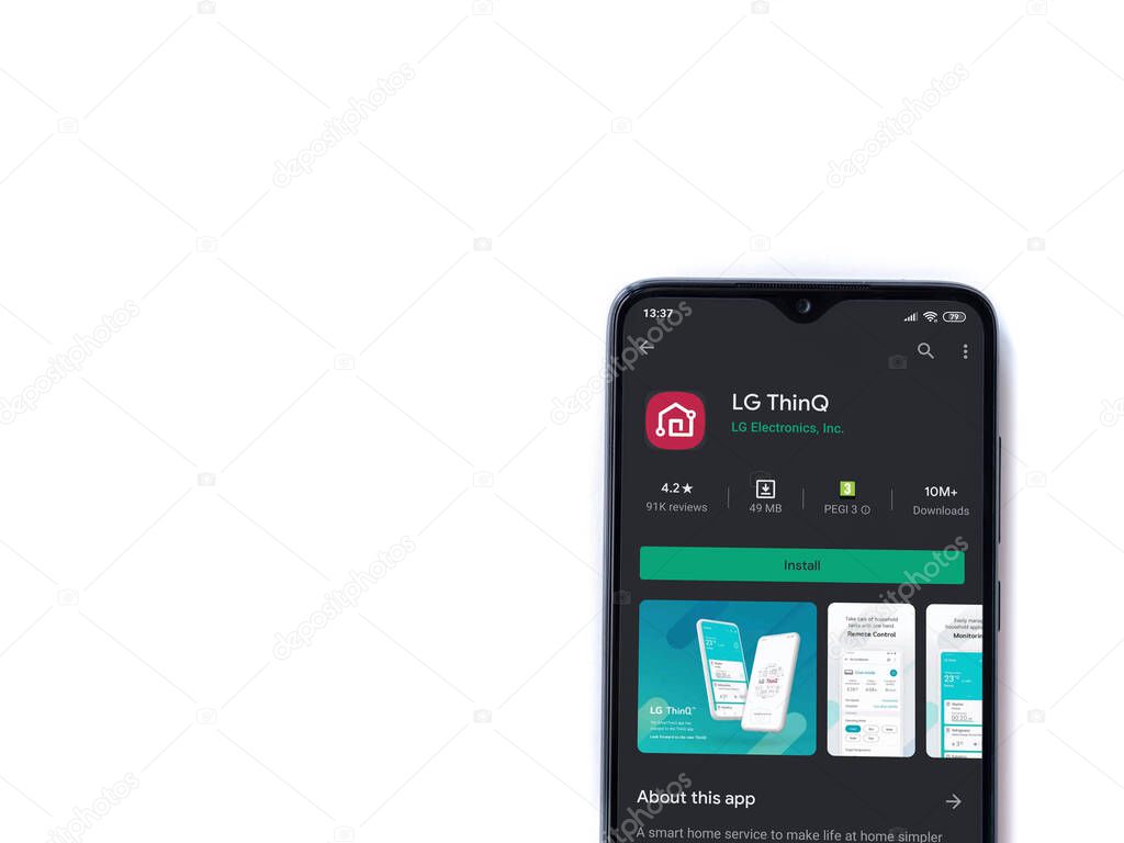 Lod, Israel - 8 de julio de 2020: LG ThinQ app play store page on the display of a black mobile ...