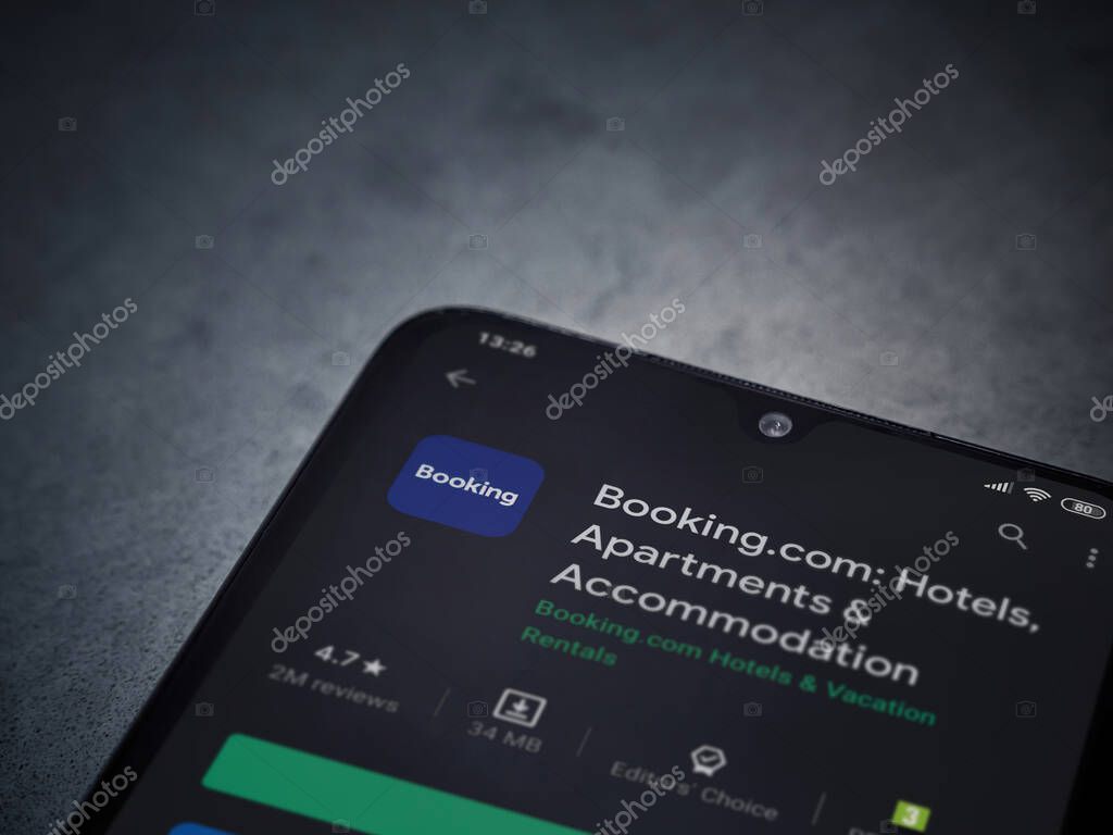 Lod, Israel - 8 de julio de 2020: Booking.com app play store page on the display of a black ...