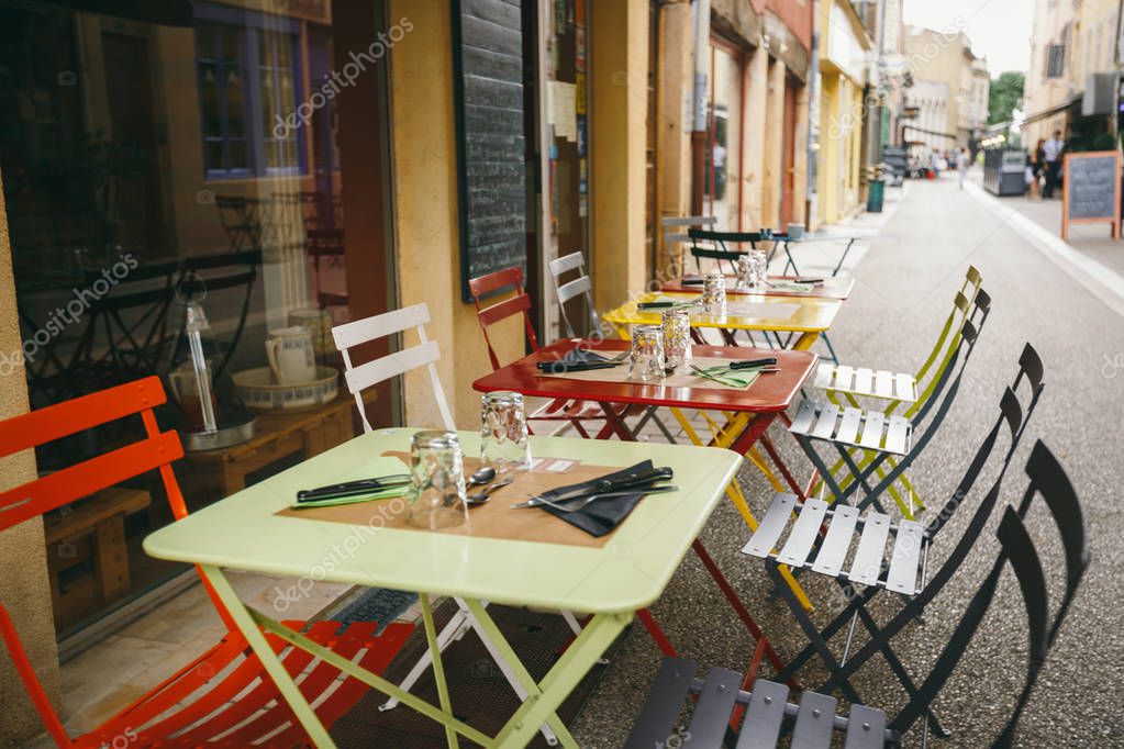 Tema cafés y restaurantes. Terraza exterior de verano de colores ...