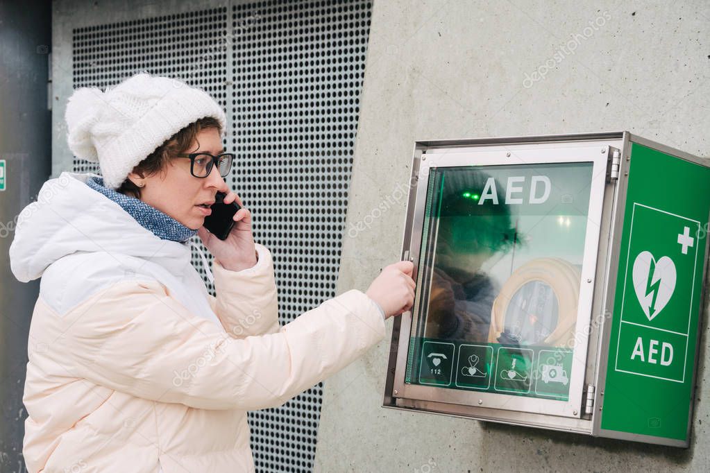 medicina reanimación cardiopulmonar llamada de emergencia. Mujer ...