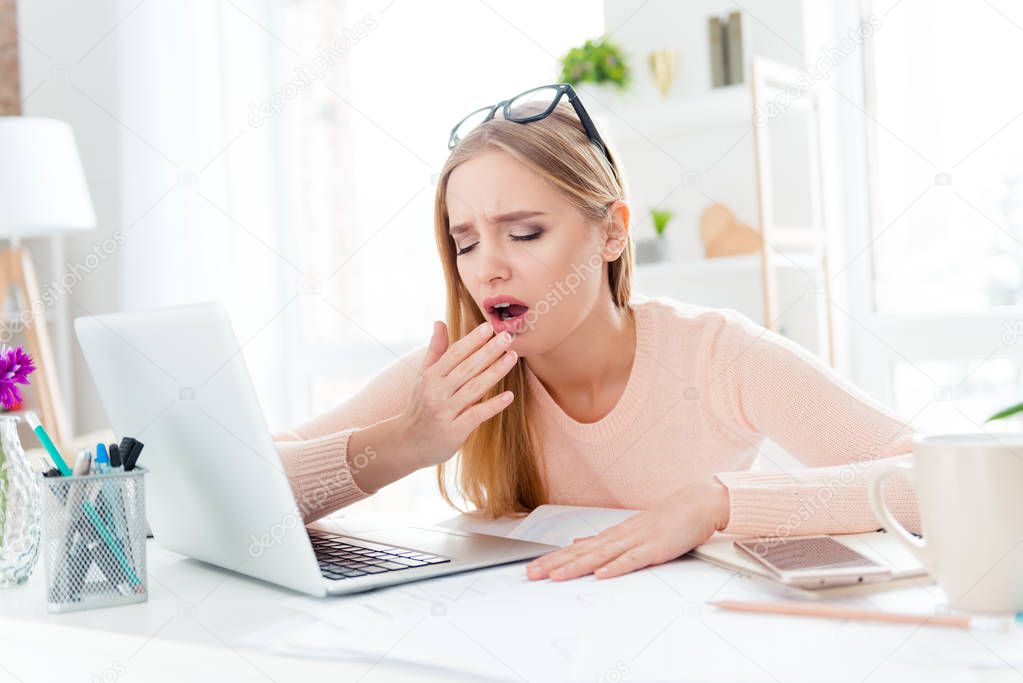 Retrato De Niña Nerd Soñolienta Bostezando Sentado En El Escritorio Usando El Ordenador Portátil