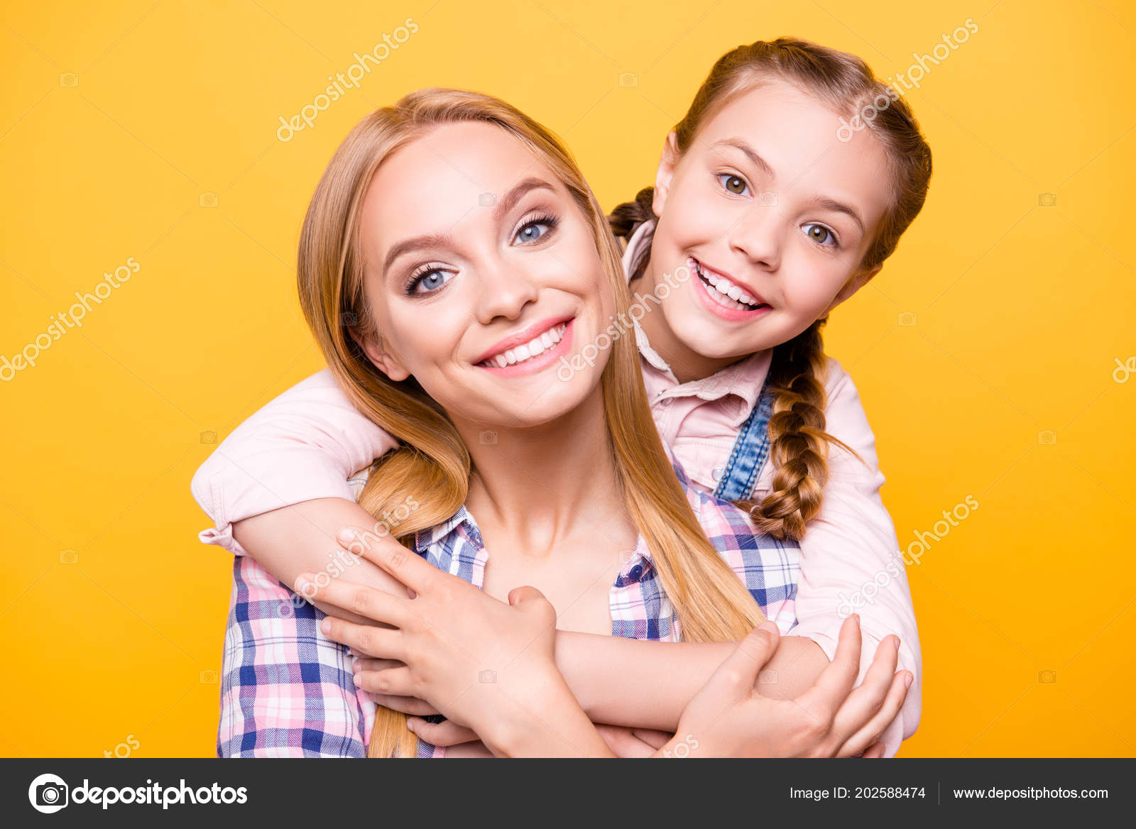 Relatives Time Siblings Weekend Home Concept Close Portrait Two ...