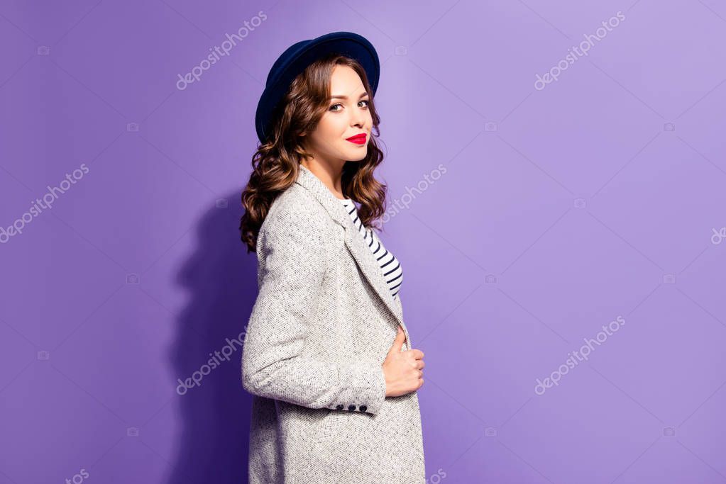 Retrato de vista lateral de encantadora chica linda con pomada roja ...