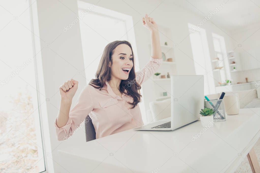 Perfil de ángulo bajo vista lateral retrato de bonito encanto bonito ...