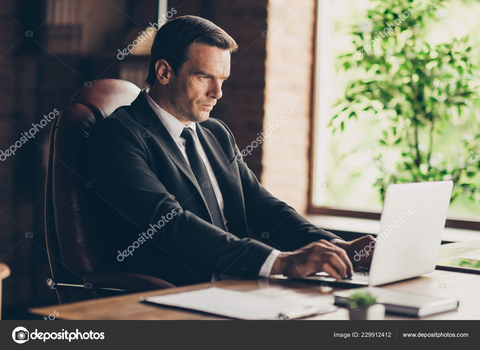 Perfil vista lateral retrato de elegante con clase enfocado guapo ma ...