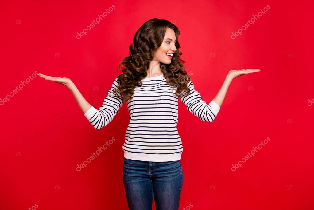 De cerca la foto de la hermosa atractiva ella sus palmas abiertas ...