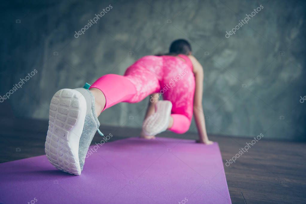 Parte posterior trasera detrás de la vista de su atractivo deportivo ...