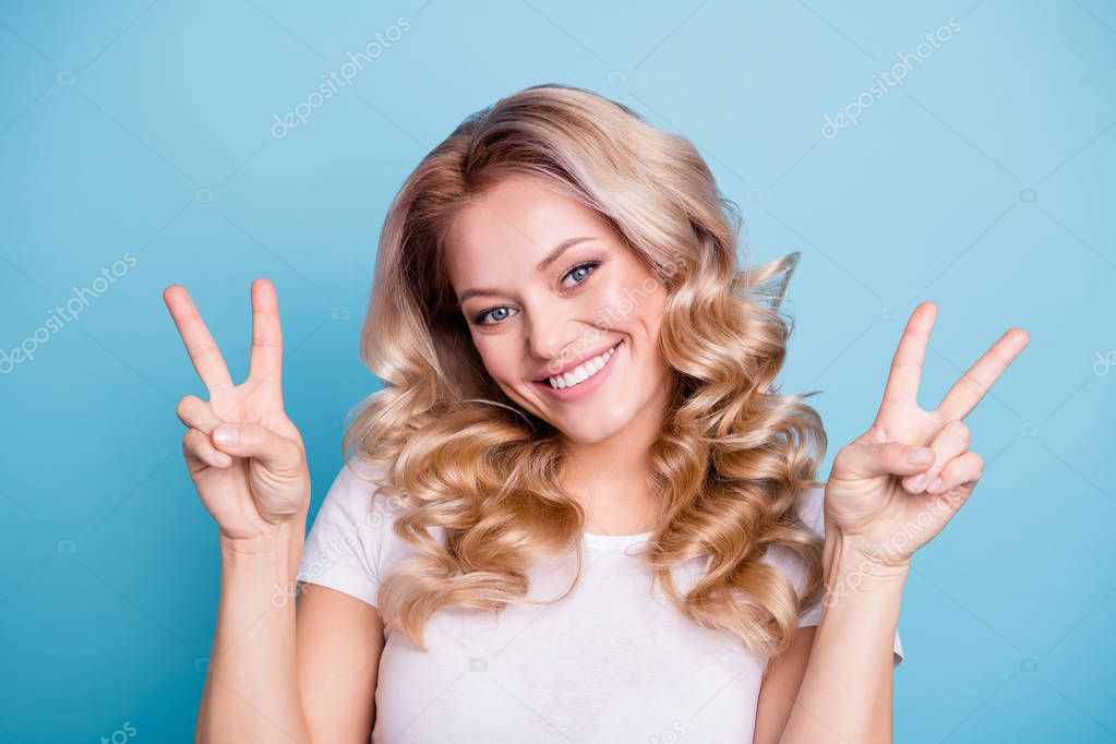 Cerca de la foto hermosa increíble su señora brazos mostrar v-signo ...