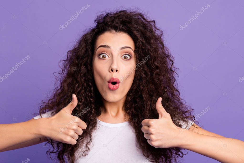 De cerca foto hermosa funky su señora ola riqueza rizos manos brazos ...