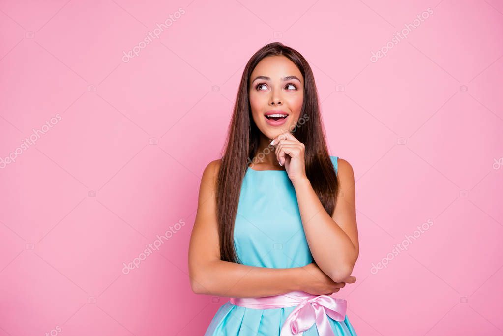 Retrato de atractiva encantadora persona femenina milenaria elegante ...