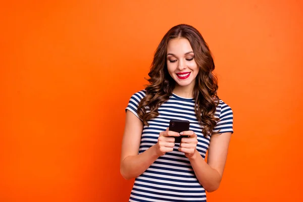 Primeros planos foto de agradable positivo satisfecho fresco encantador ...