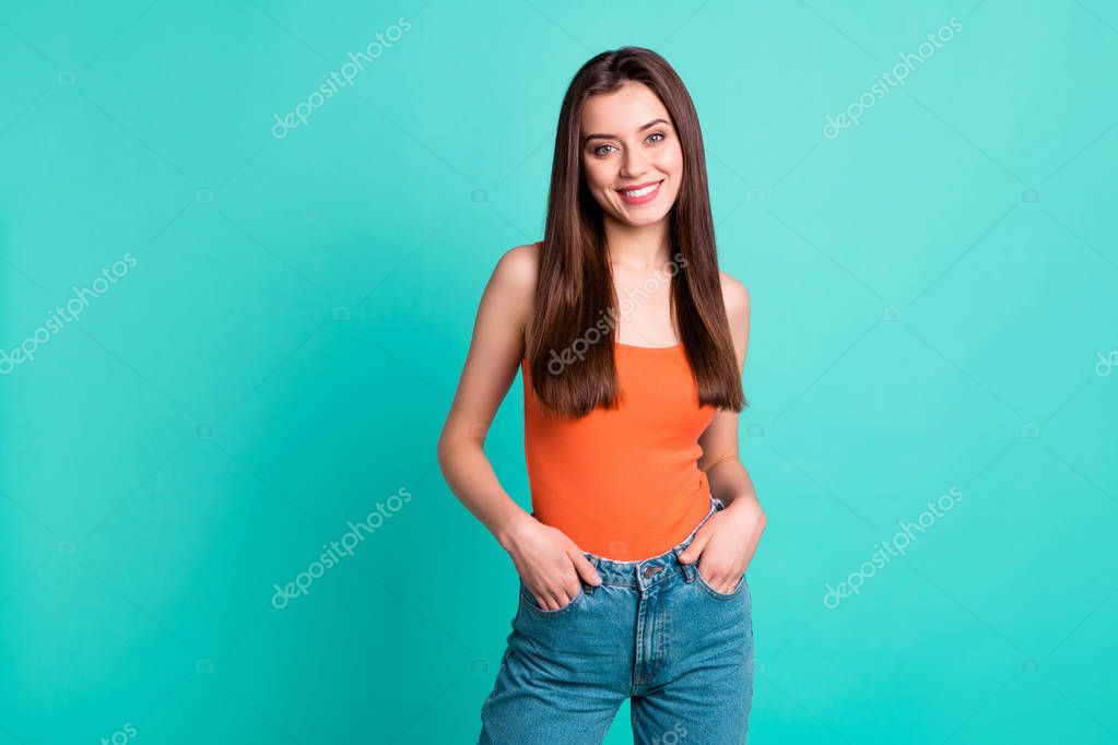 De cerca foto hermosa su señora sostener los brazos bolsillos labios ...