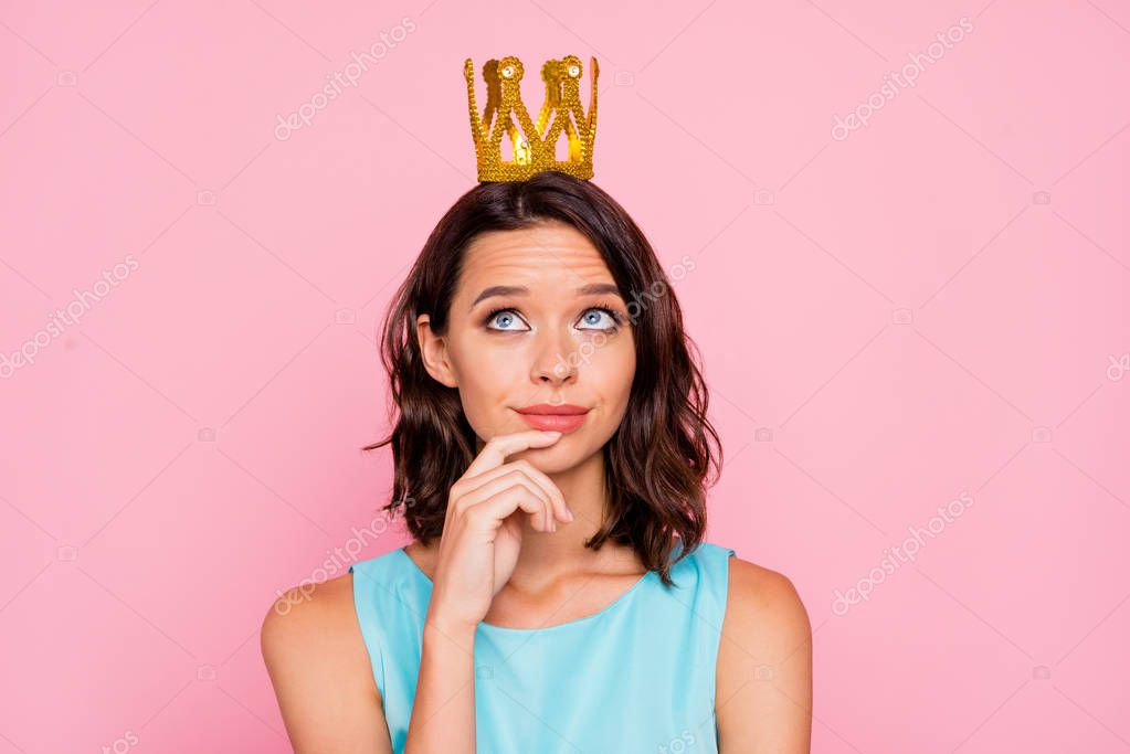 Cerca de la foto hermosa ella su aspecto atractivo señora mirada ...