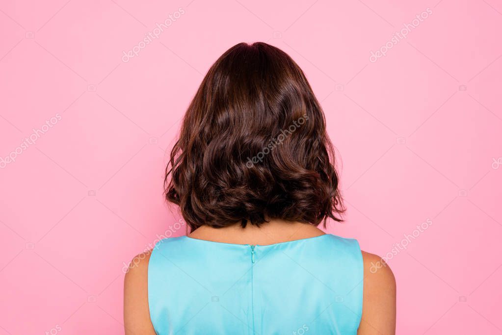 Cerca de la parte trasera trasera detrás de la foto hermosa ella su ...