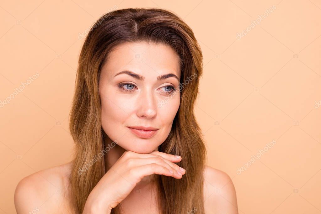 De cerca foto hermosa increíble maduro ella su señora mirada espacio ...