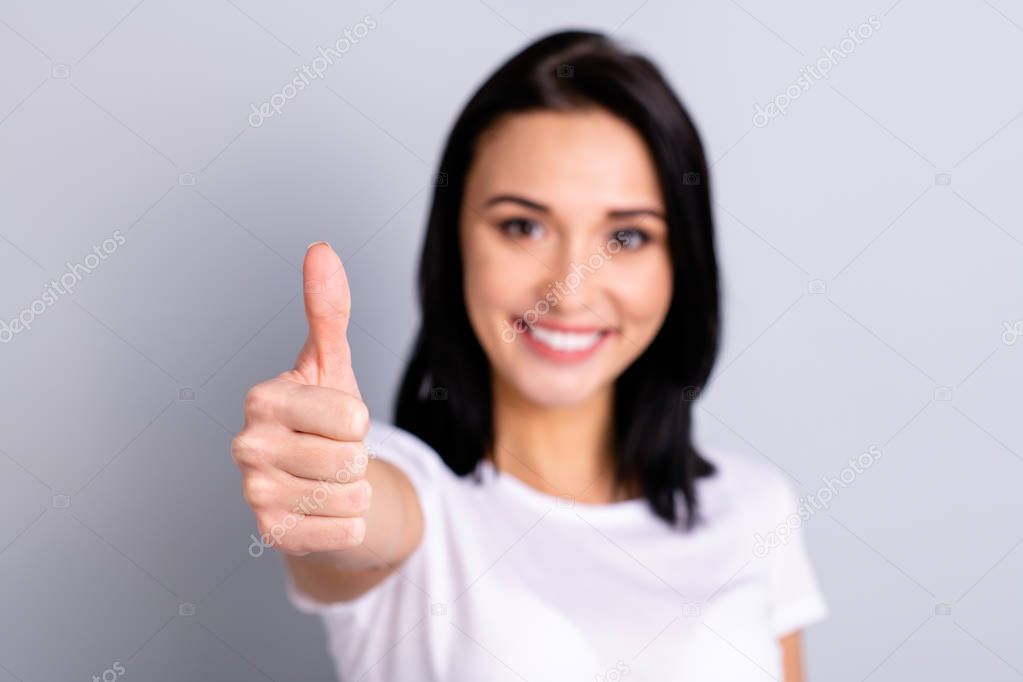 Cerca de la foto hermosa increíble ella su pulgar brazo de la mano de ...