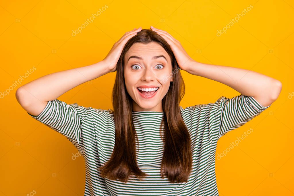 Foto de ni a regocij ndose despu s de haber notado su foto publicada en la revista m s famosa de ...