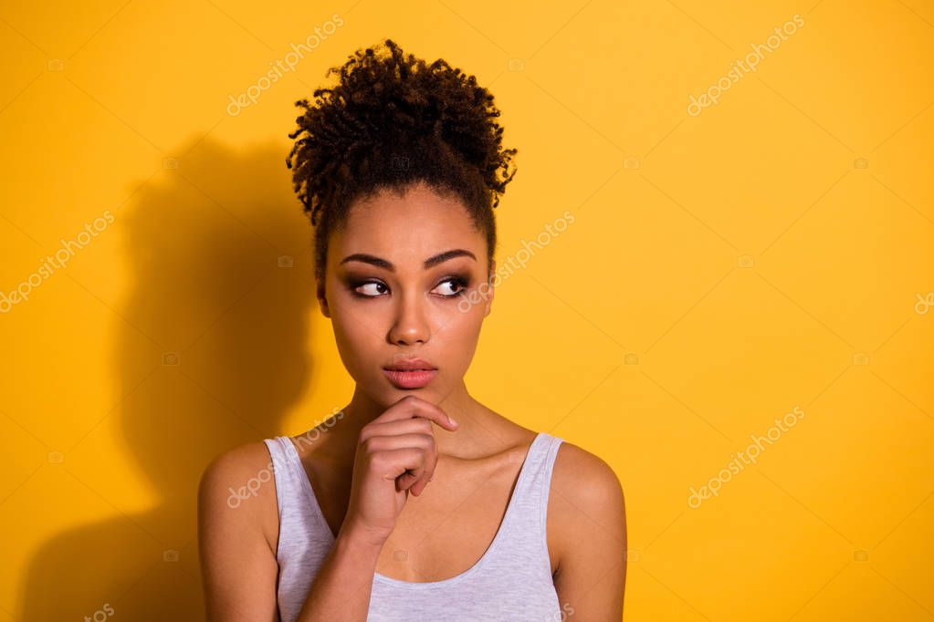 De cerca foto hermosa increíble ella su piel oscura señora calle mirada ...