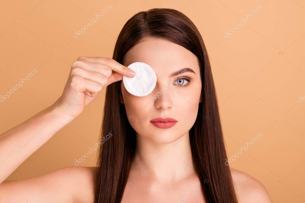 Cerca de la foto de la chica eleganrt grave eliminar el rostro despu s de la fiesta evento de ...